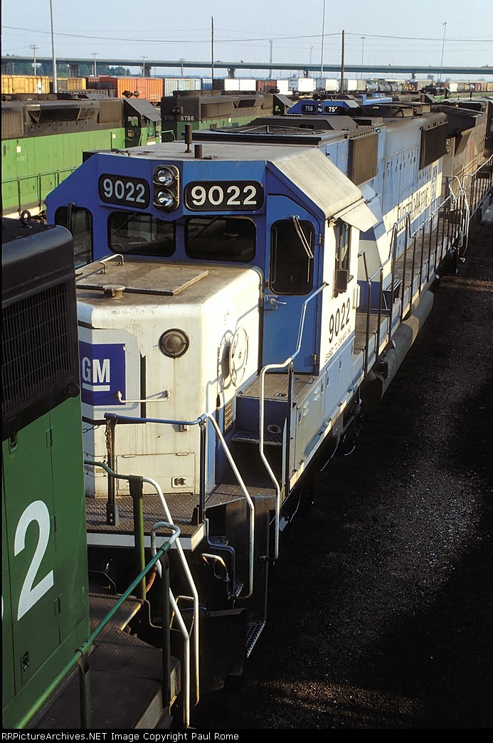 EMDX 9022, Oakway Lease unit at BN's service tracks